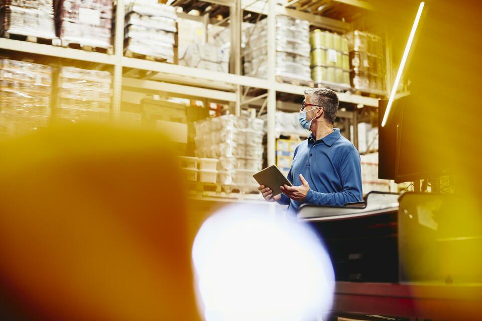 Å jobbe som lagermedarbeider: dine oppgaver, lønn og karrieremuligheter ...